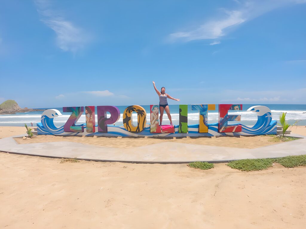 Surfing en Zipolite: Desafía las Olas Extremas del Pacífico Mexicano ...